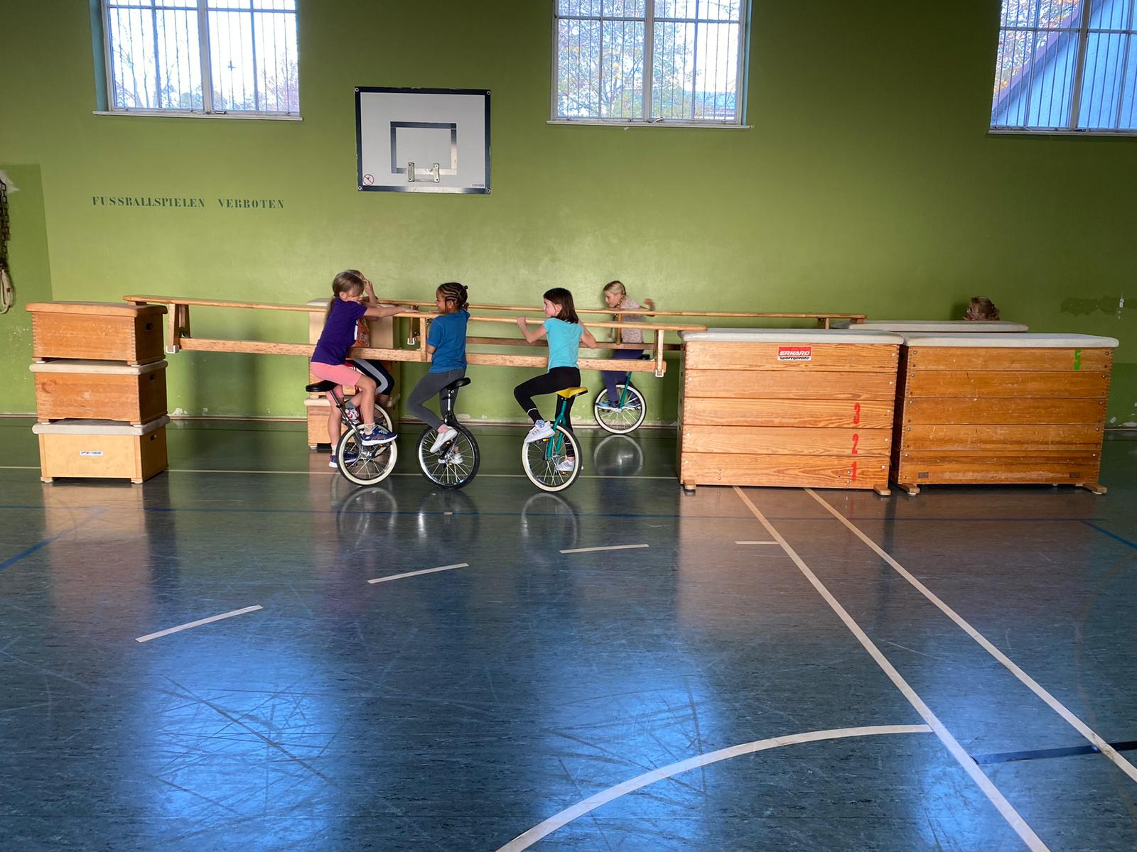 Kinder der Akrobatik-AG begeistern mit spektakulärer Show — Grundschule ...