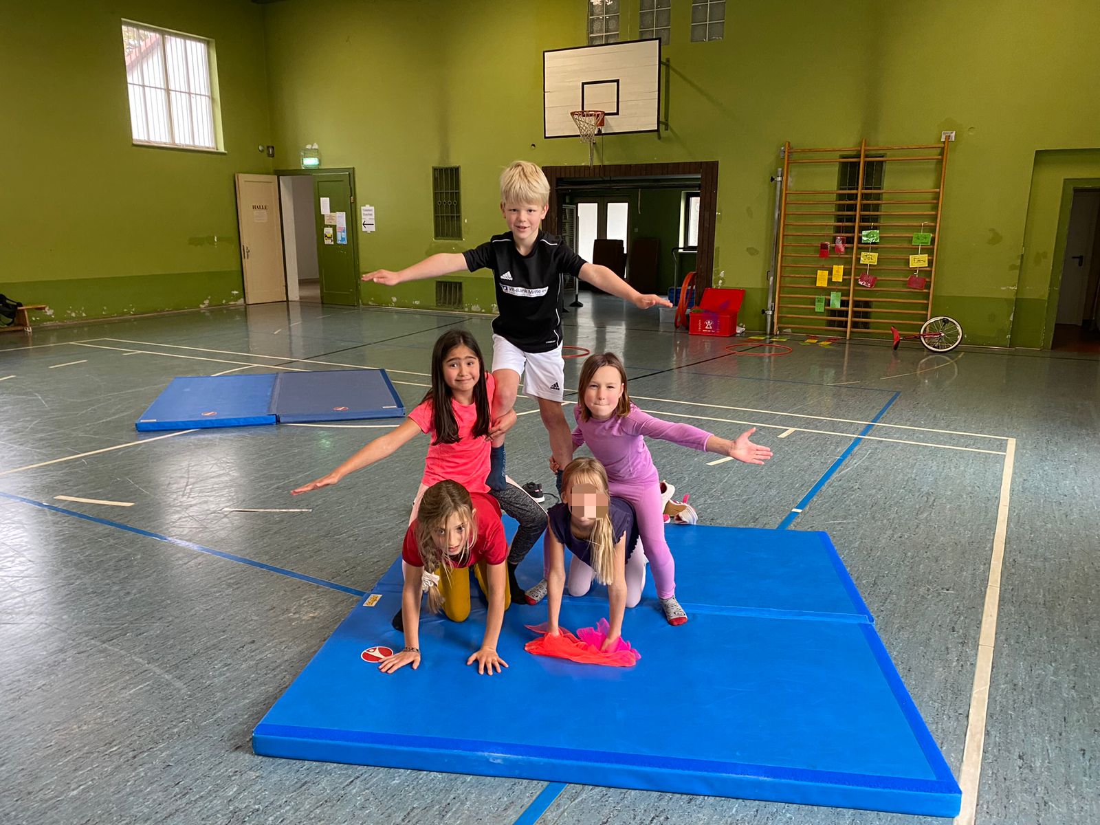 Kinder der Akrobatik-AG begeistern mit spektakulärer Show — Grundschule ...