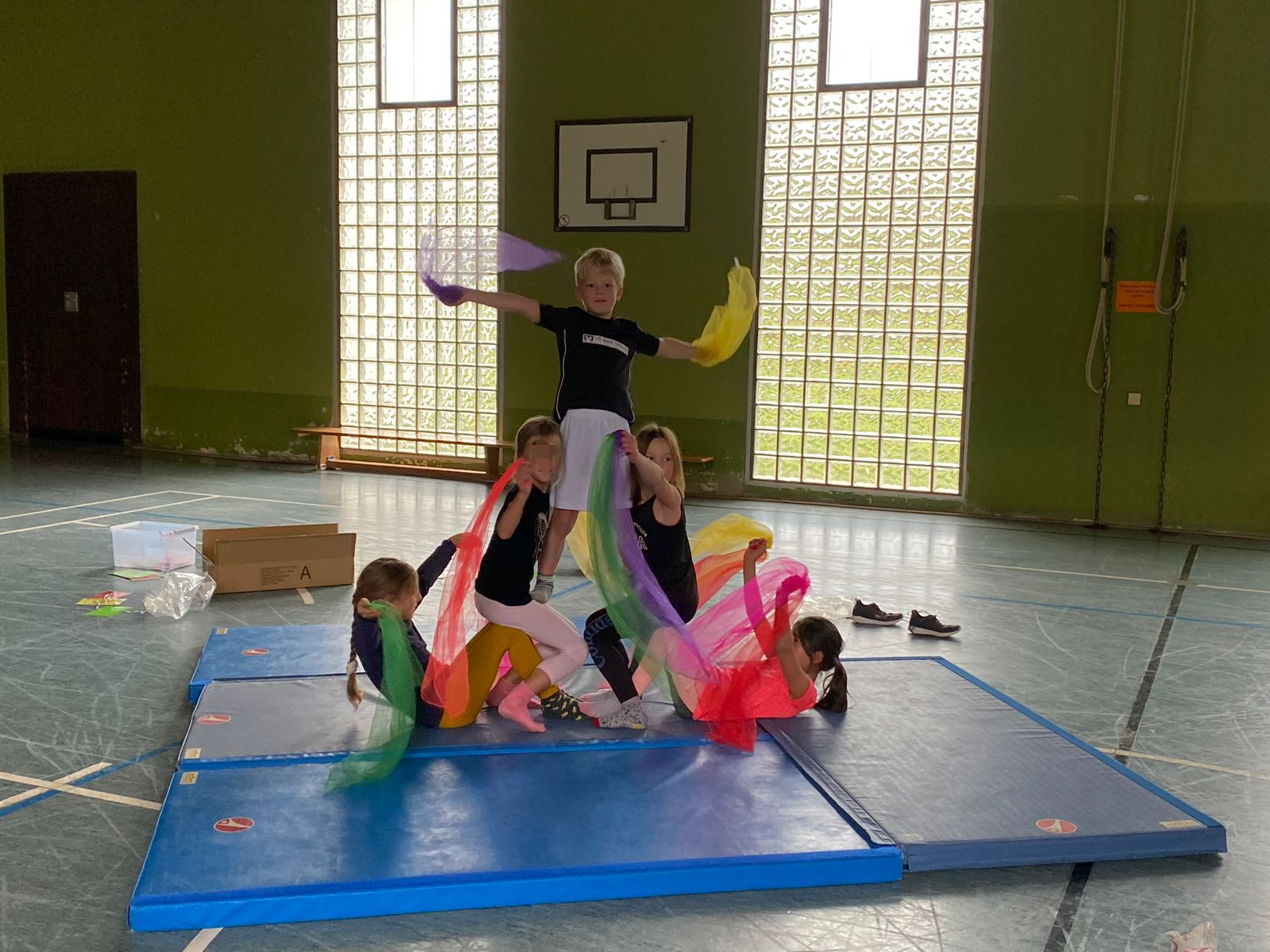 Kinder der Akrobatik-AG begeistern mit spektakulärer Show — Grundschule ...